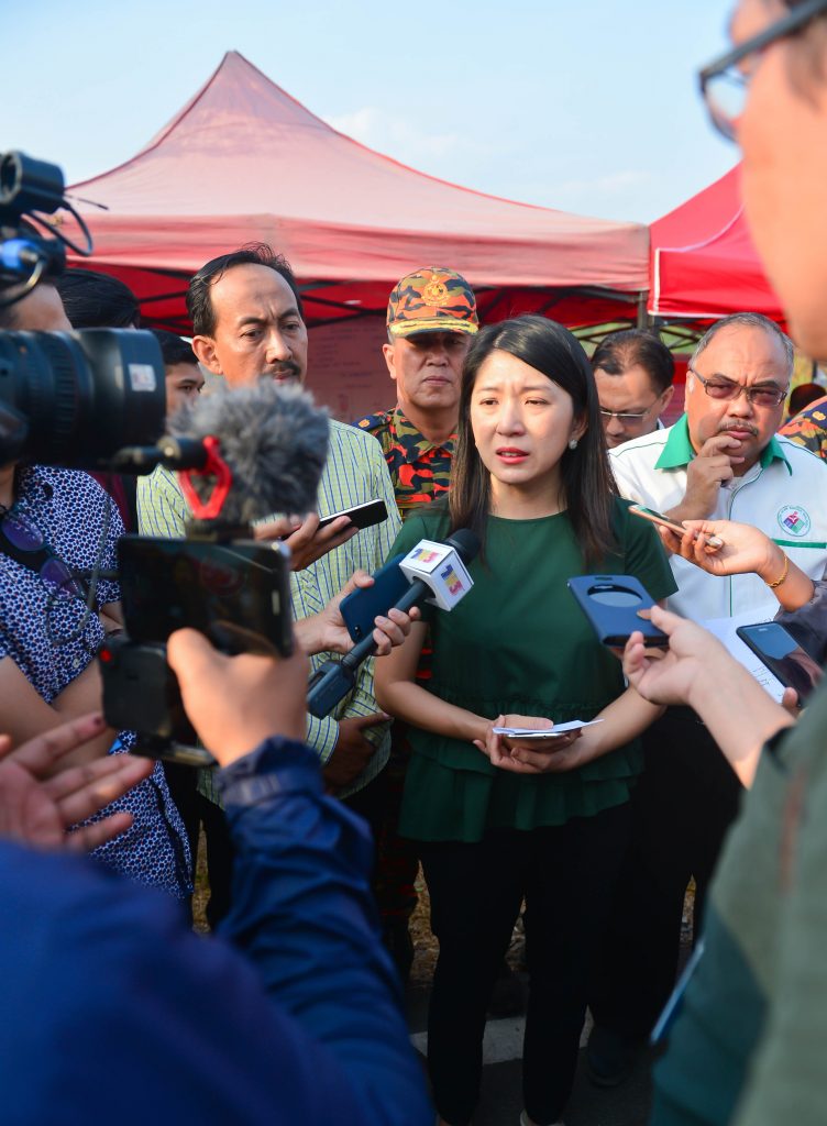 LAWATAN KERJA YB YEO BEE YIN KE KAWASAN KEBAKARAN TANAH GAMBUT DI JOHAN ...