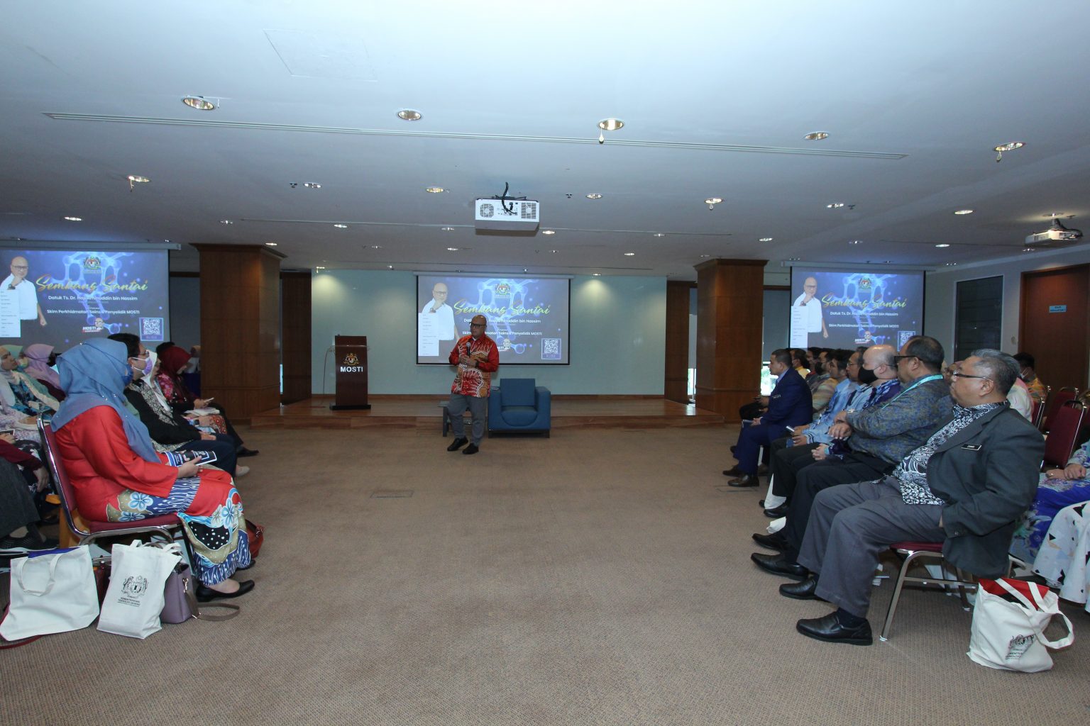 Sembang Santai Antara YBhg. Datuk Ts. Dr. Haji Aminuddin Hassim, Ketua ...