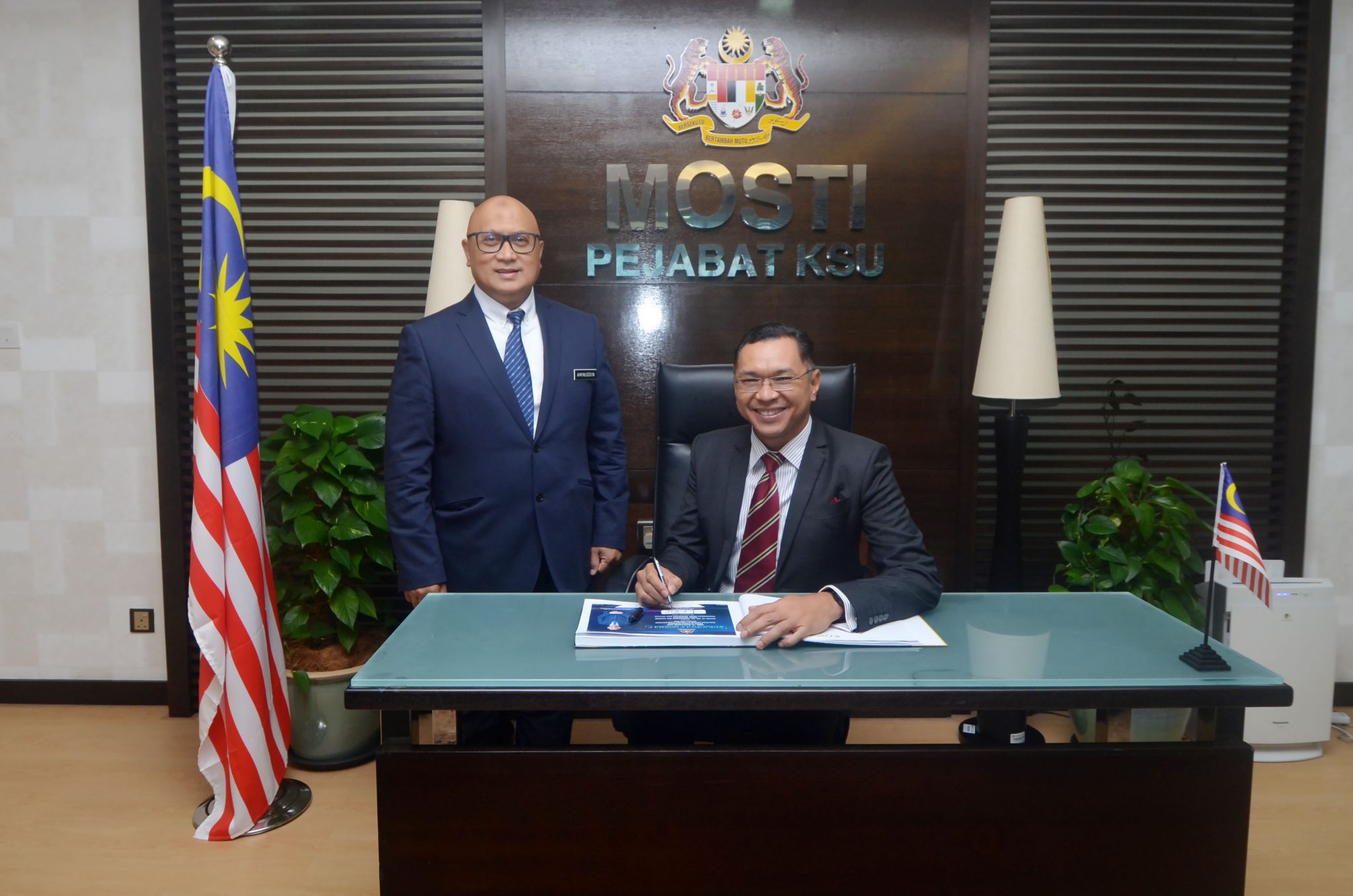 Kunjungan Hormat YBrs. Ts. Mahadhir Aziz, Ketua Pegawai Eksekutif ...