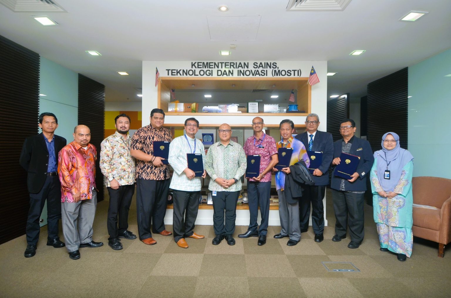 Sesi Ringkas Penyampaian Sijil Penghargaan Kepada Wakil Pasukan ...