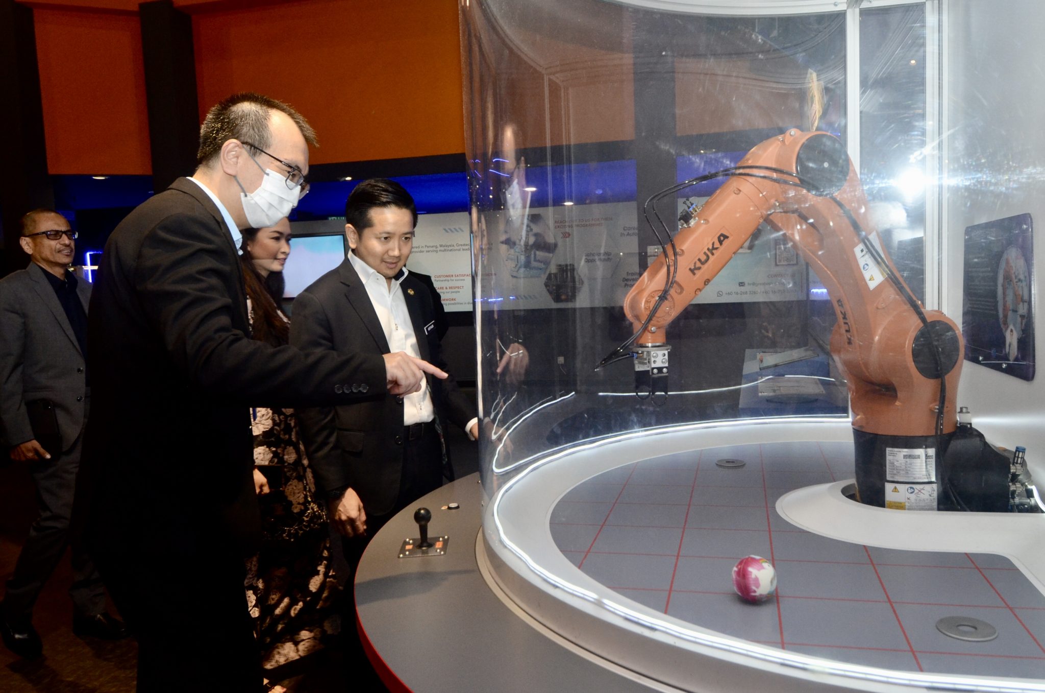 Lawatan Kerja YBTM MOSTI Ke Galeri Dron - Portal Rasmi Kementerian ...