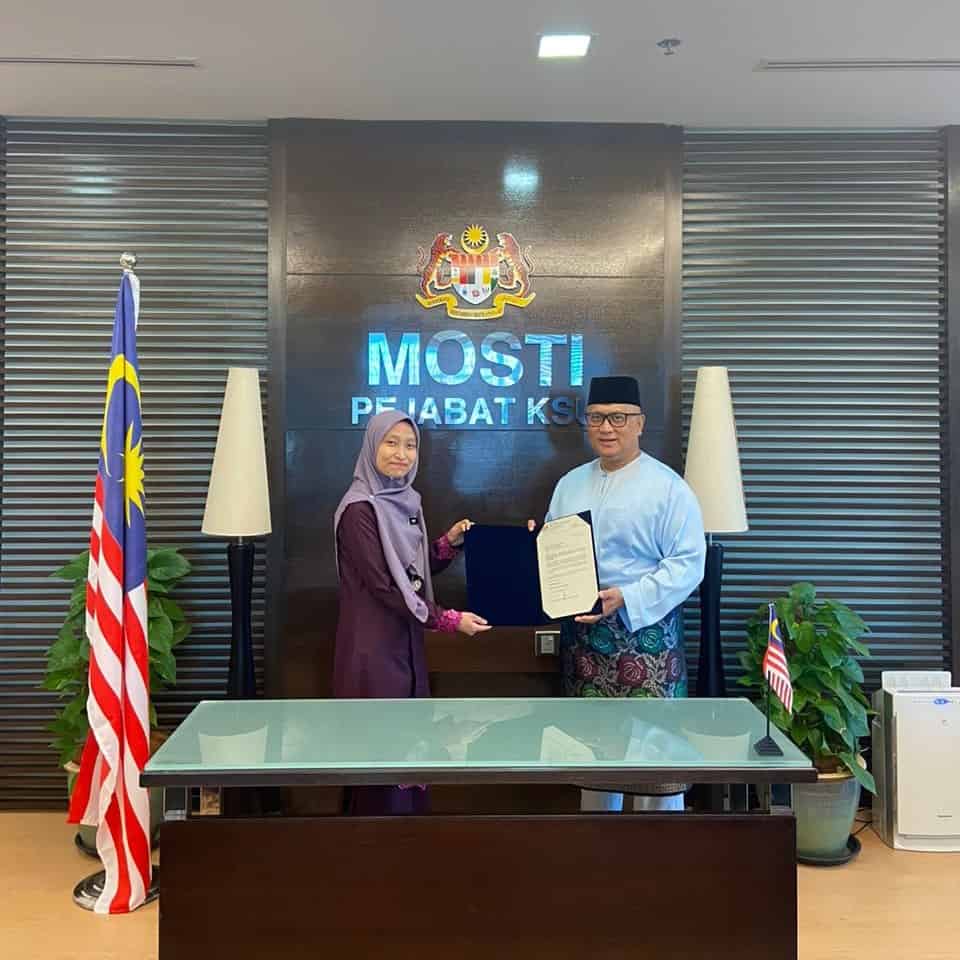 Penyerahan surat penempatan oleh YBhg. Datuk Ts. Dr. Hj. Aminuddin bin ...